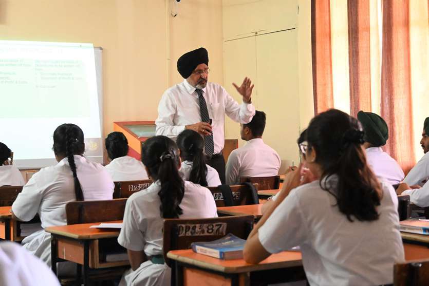 RENOWNED GUEST SPEAKERS - DPS Bathinda